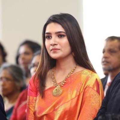 Vani Bhojan Biography, Age, Photos, Husband, Serials, Movies & Contact